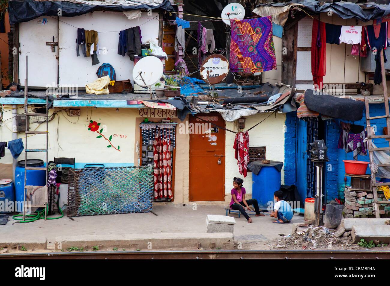 Delhi, India, March 2, 2020: Delhi suburbios train railway poverty ...