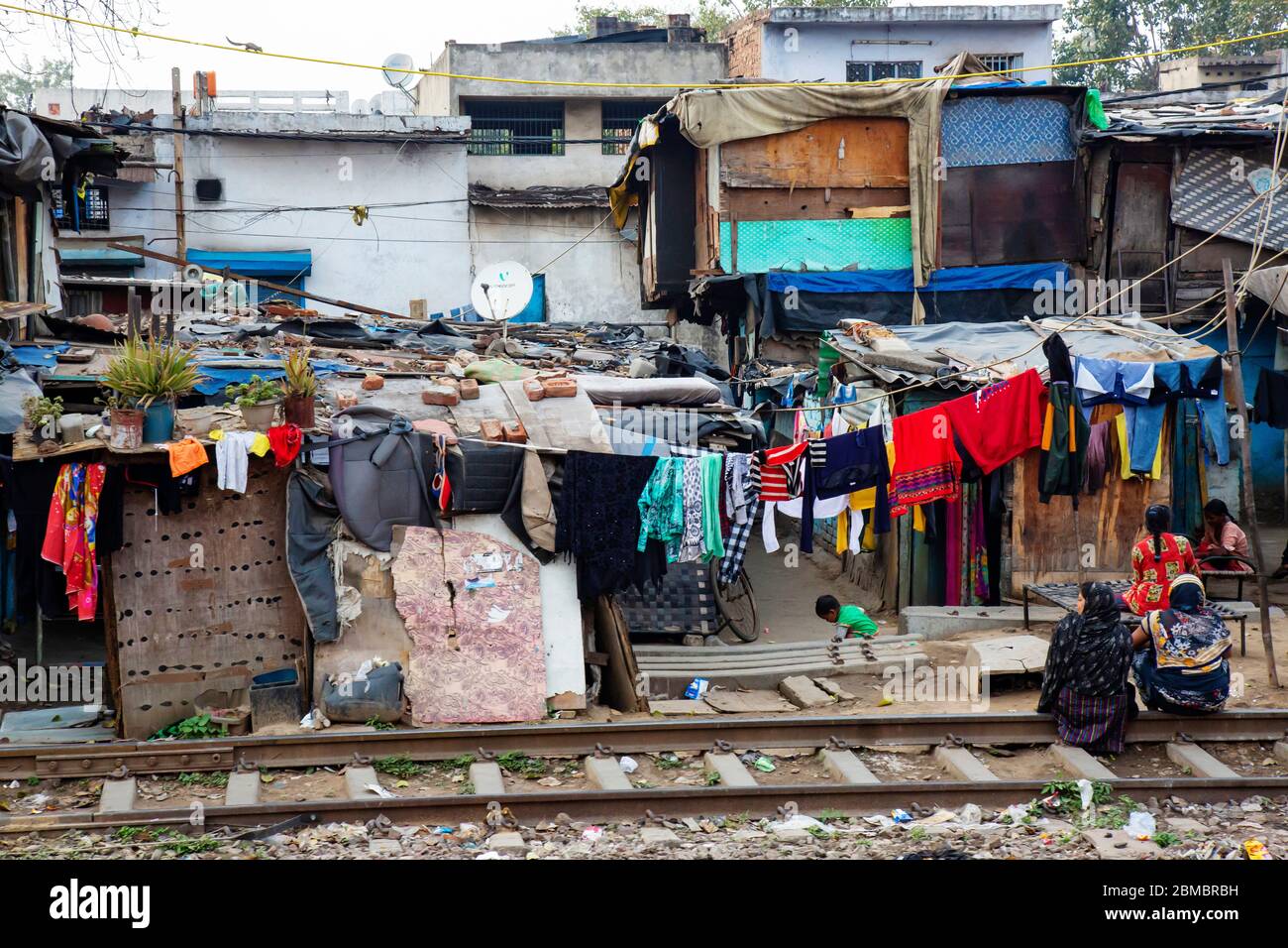 Delhi, India, March 2, 2020: Delhi suburbios train railway poverty ...