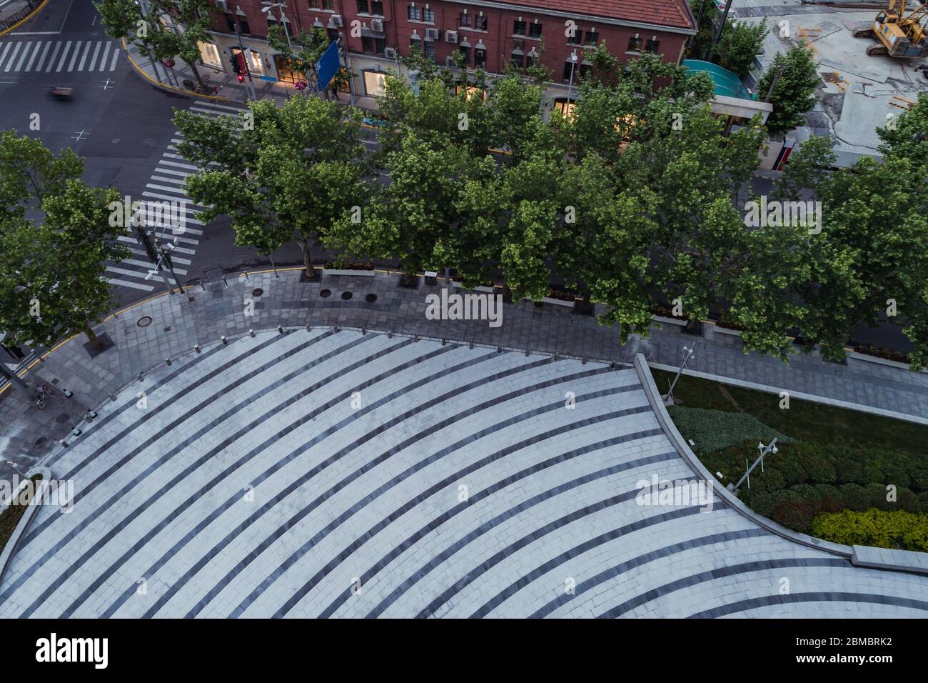 Empty square and modern building hi-res stock photography and images ...