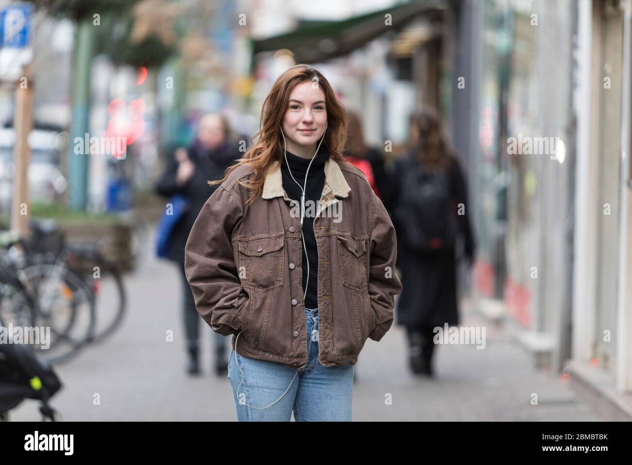 Woman with her hands in her jacket pocket hi-res stock photography and ...