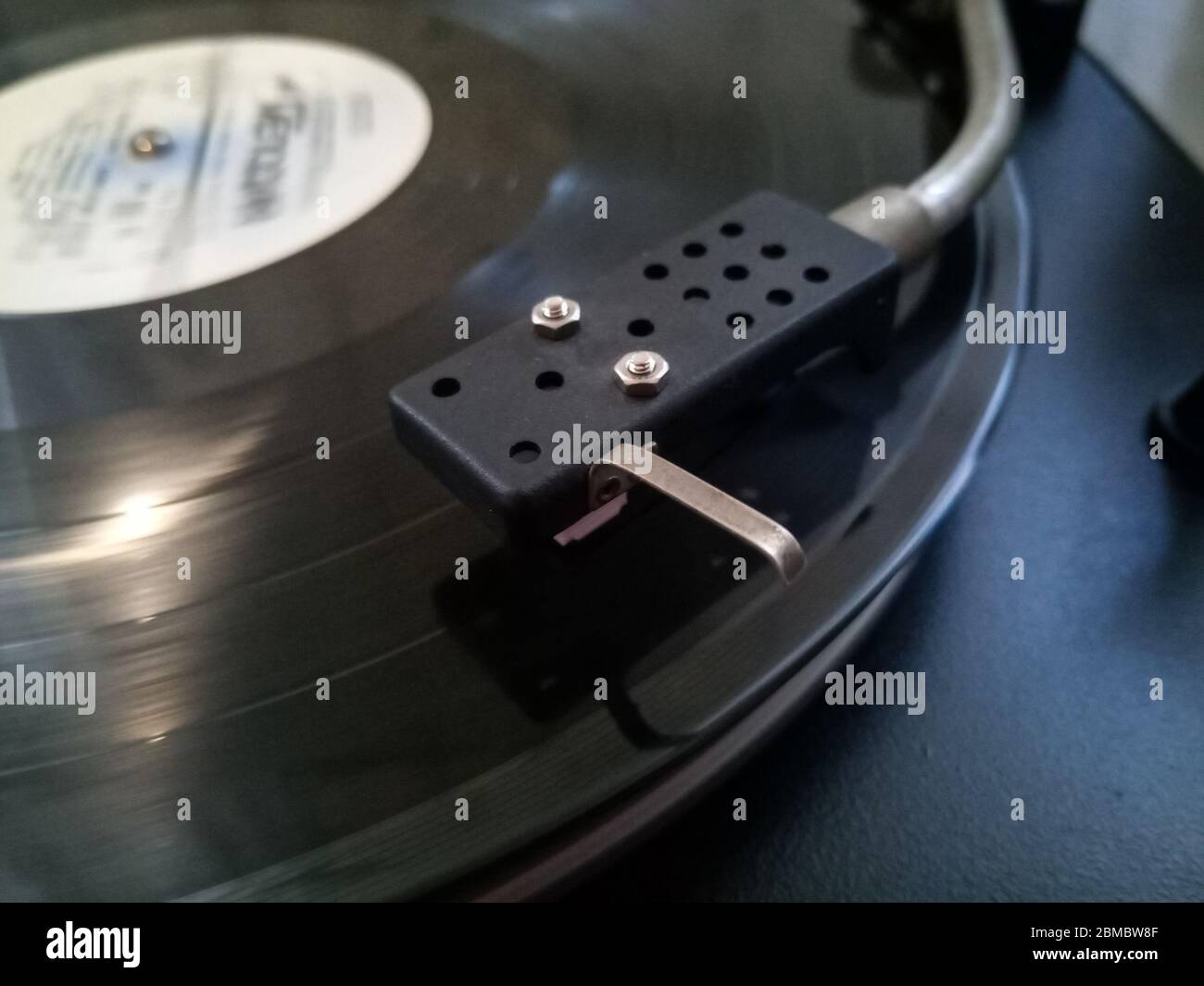 Vinyl player. The plate is on the vinyl player Stock Photo - Alamy