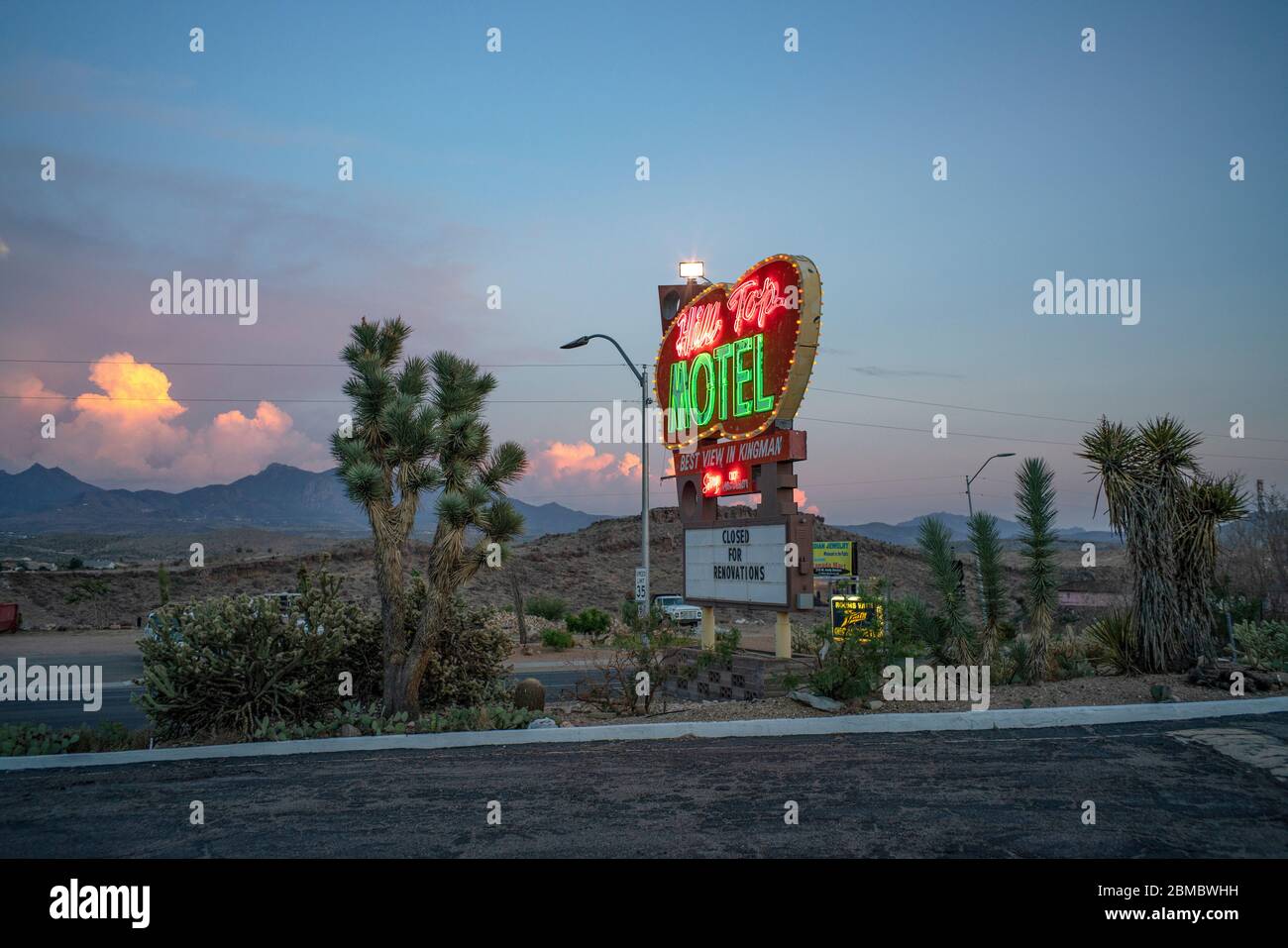Neon sign for sunset motel hi-res stock photography and images - Alamy