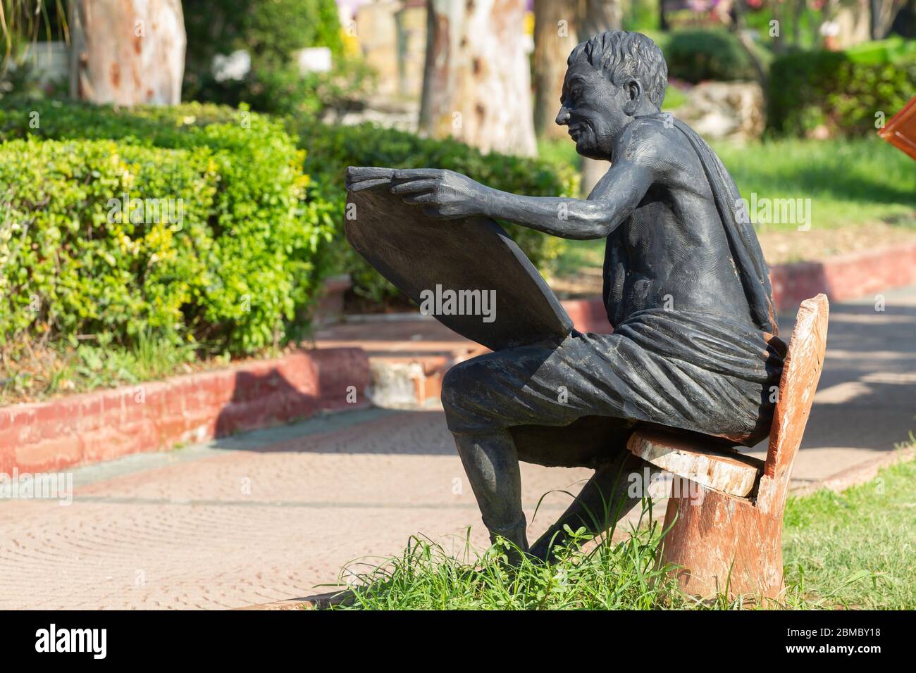 Statue man reading hi-res stock photography and images - Alamy