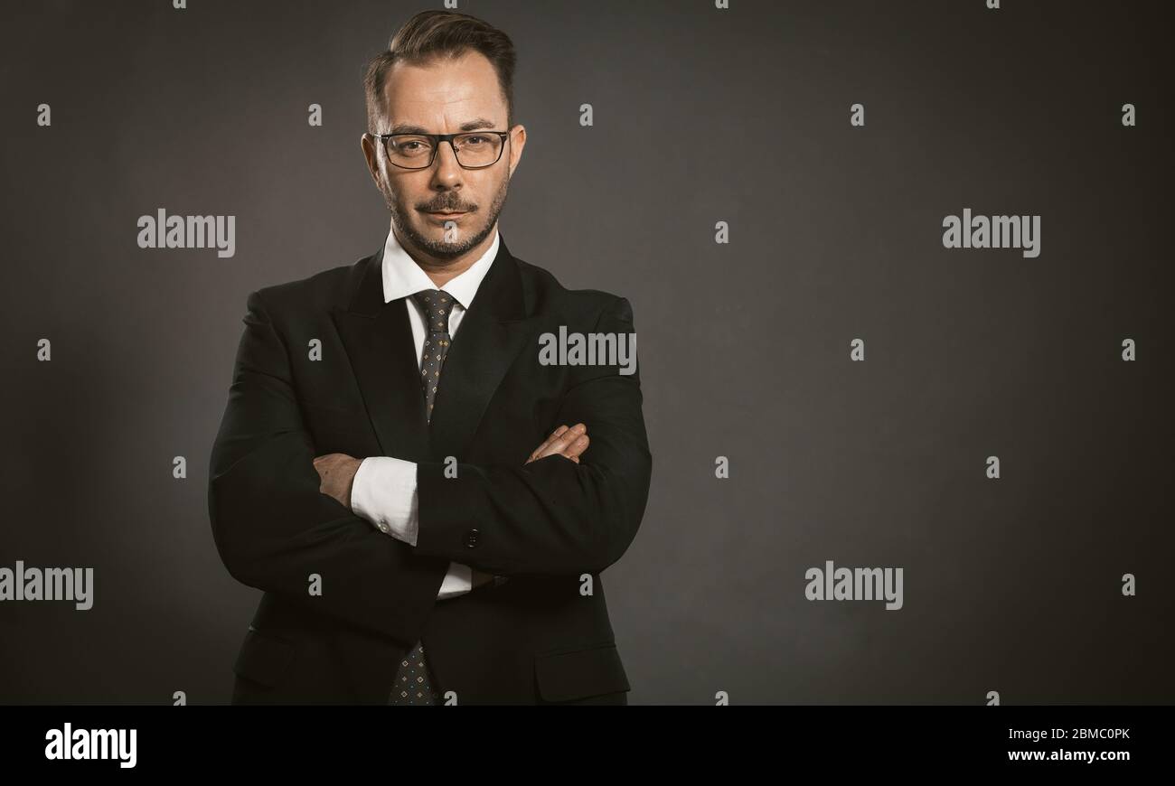 Man wearing suit with crossed arms hi-res stock photography and images ...