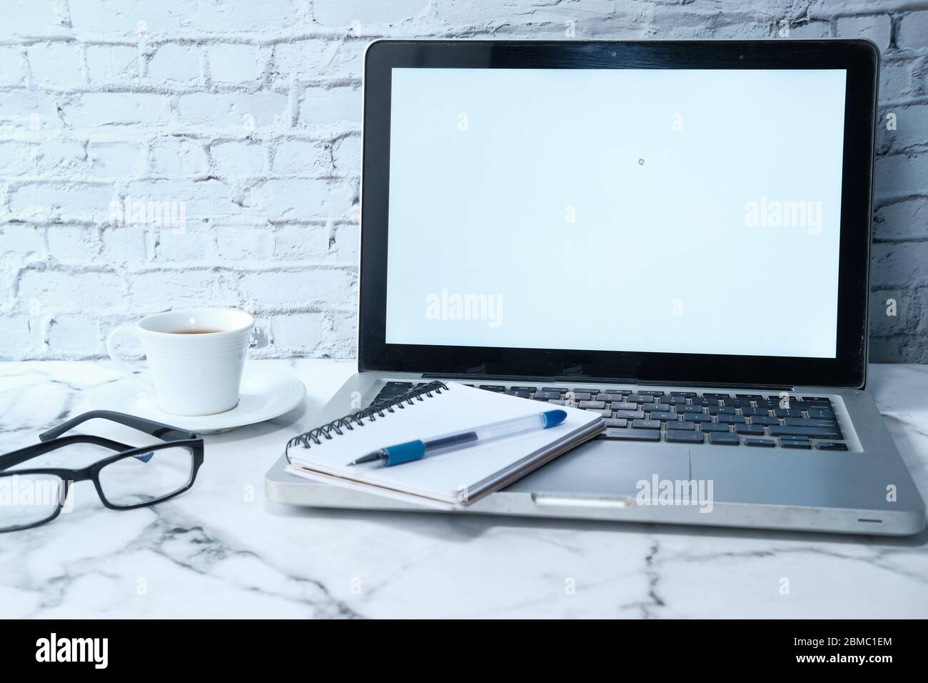 Laptop with white screen on office table Stock Photo - Alamy