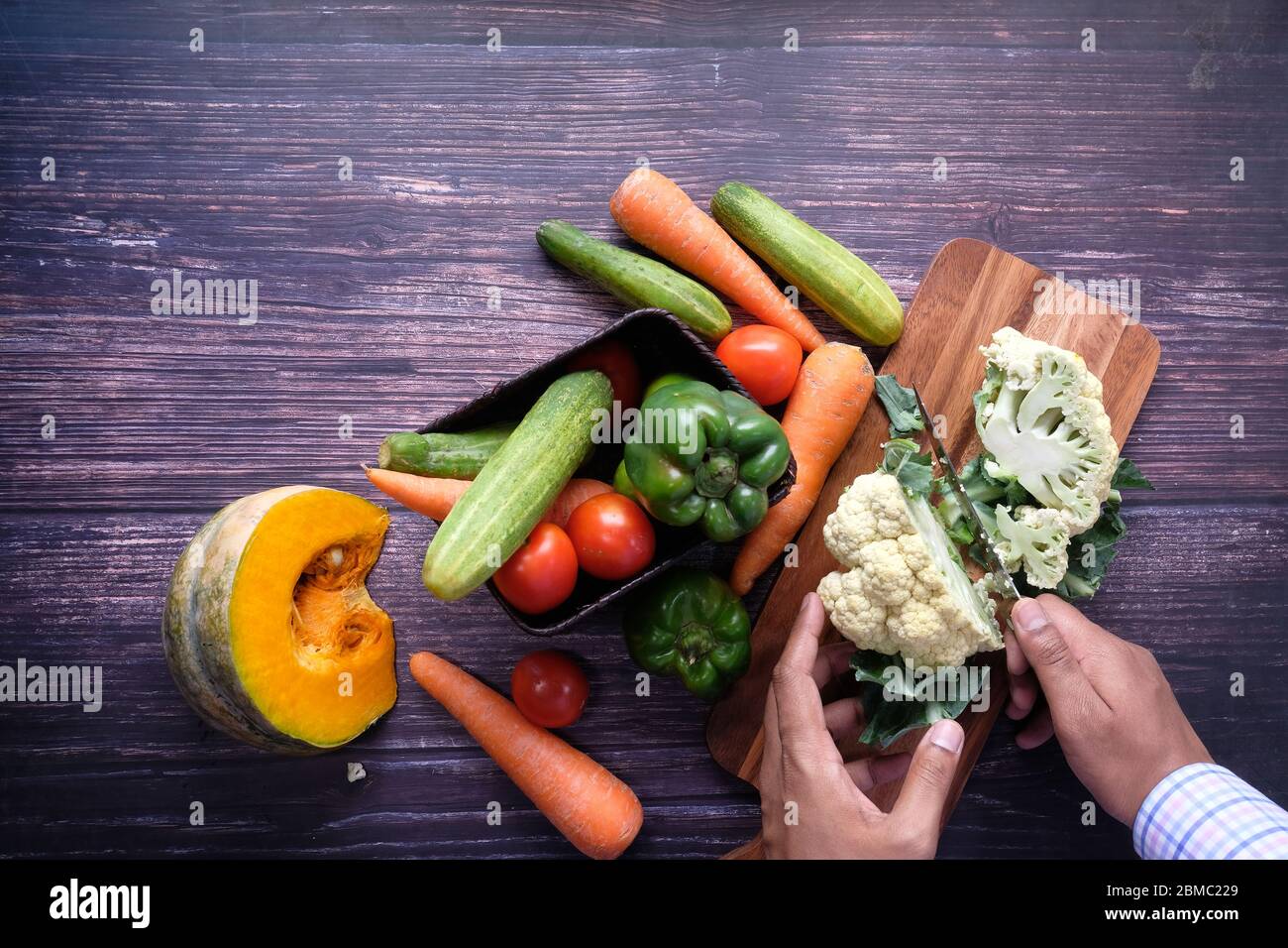 Top view of person hand cutting fresh vegetables Stock Photo - Alamy