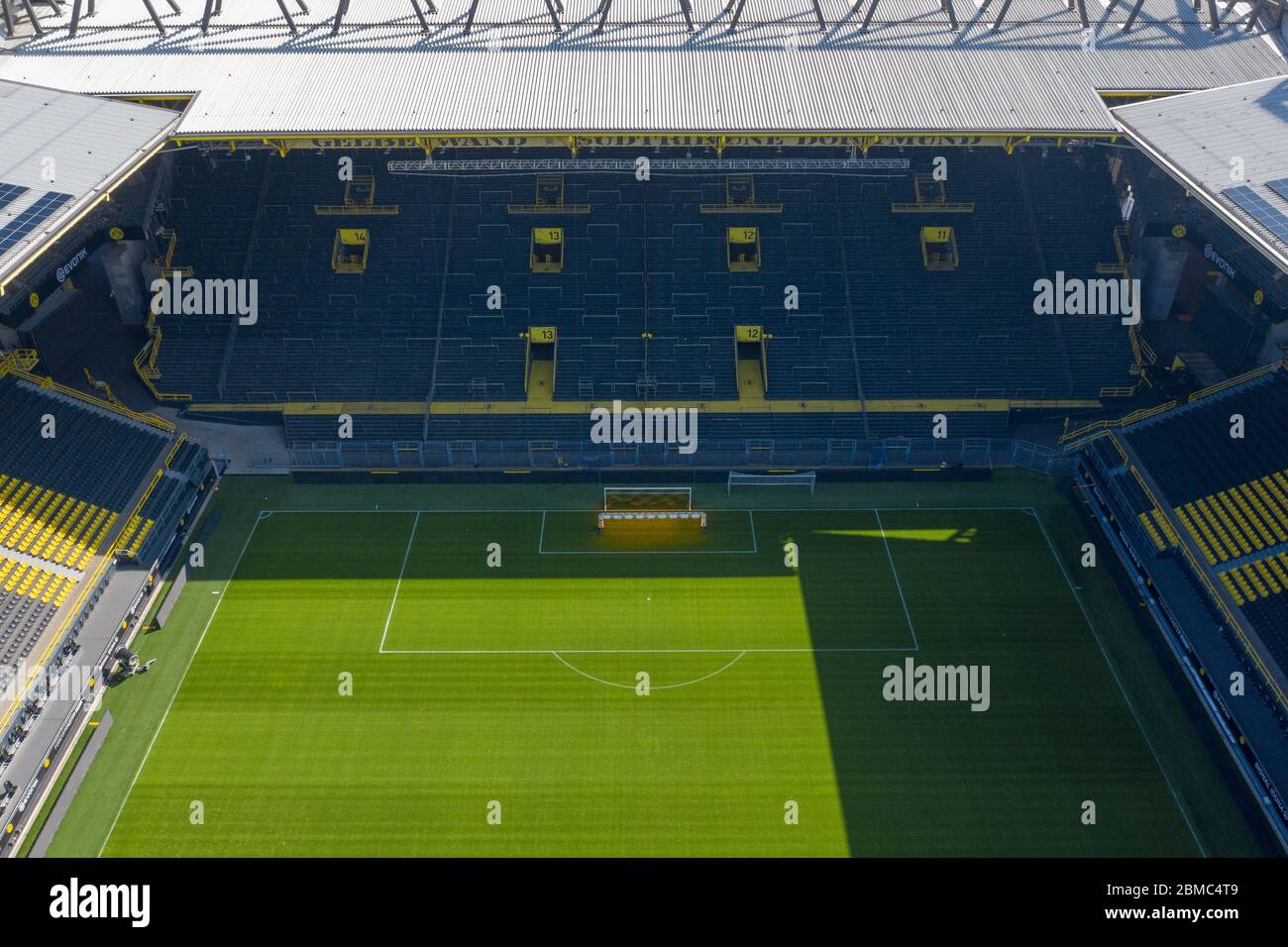 Signal iduna park yellow wall hi-res stock photography and images - Alamy