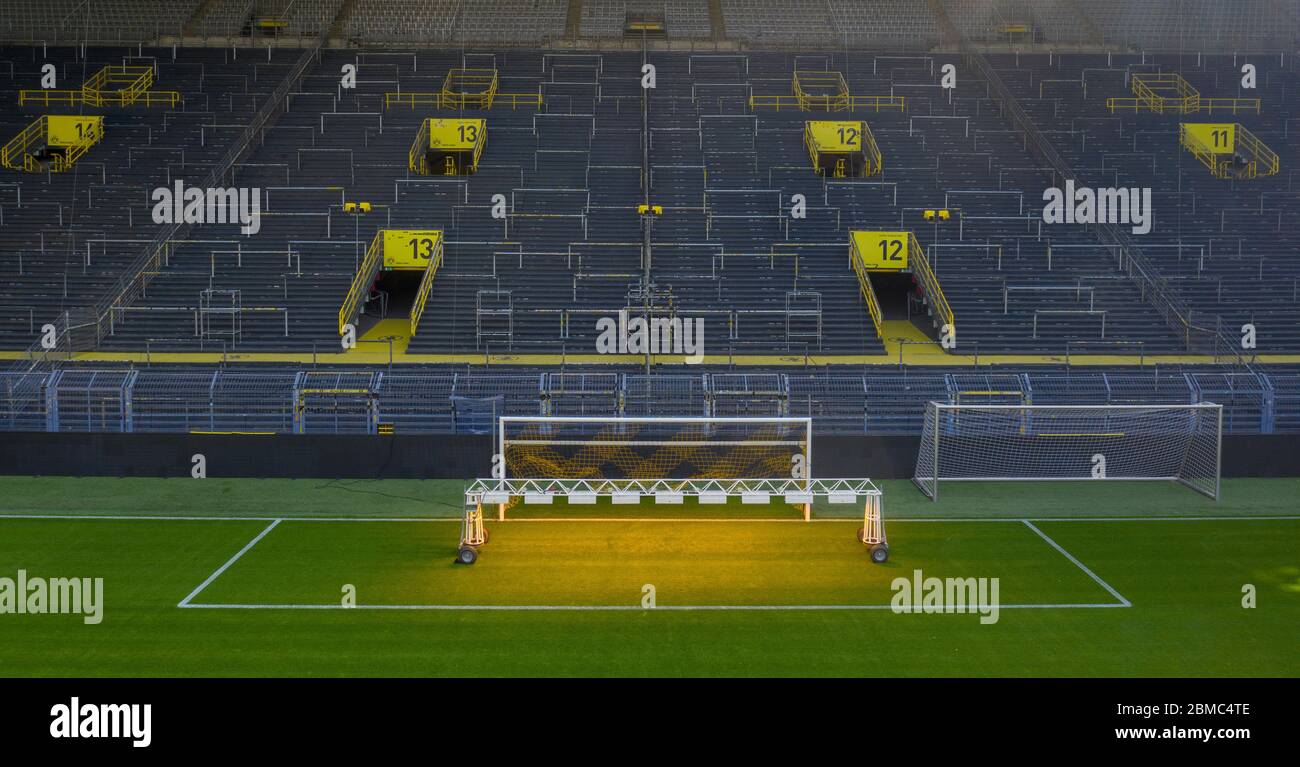Signal iduna park yellow wall hi-res stock photography and images - Alamy
