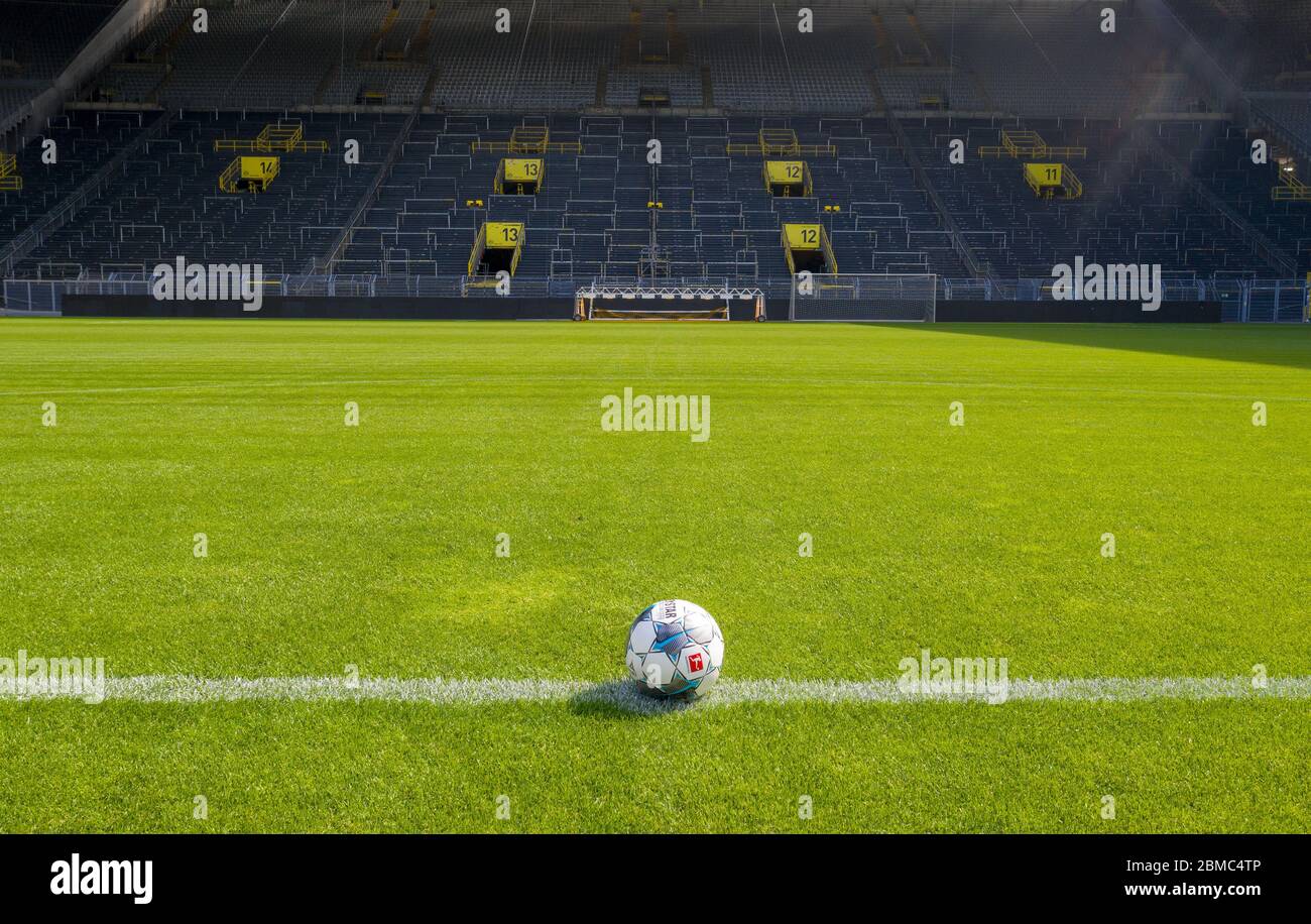 Signal iduna park yellow wall hi-res stock photography and images - Alamy