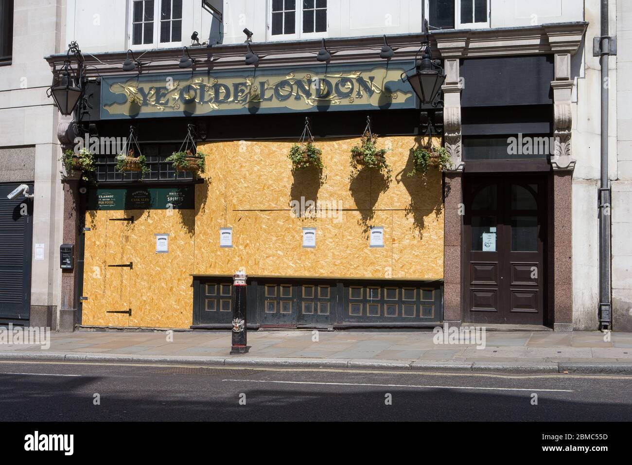 Ye Olde London pub seen during the coronavirus lockdown of 2020, 42 ...