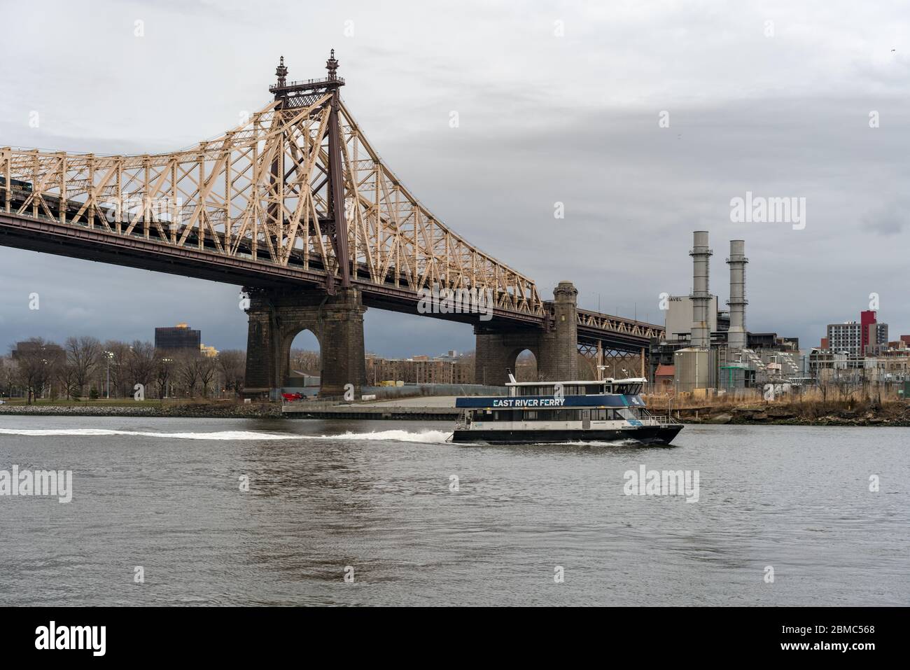 Ed Koch Queensboro Bridge over Roosevelt Island, New York City Stock ...