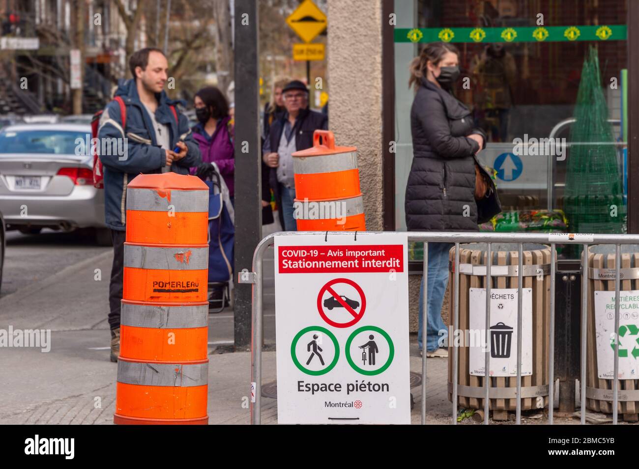 Montreal store mask covid hi-res stock photography and images - Alamy