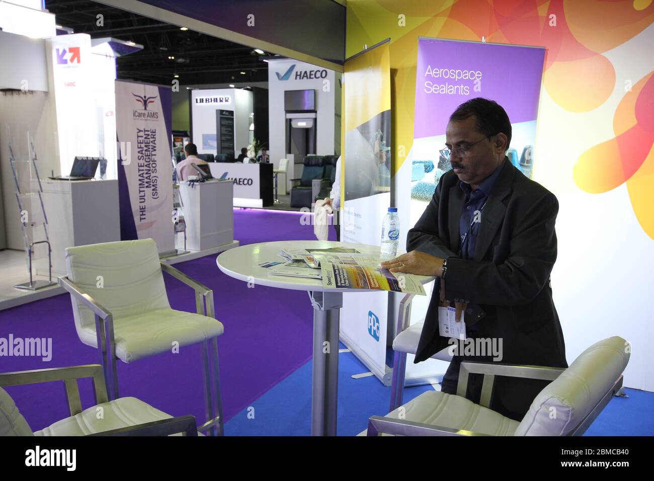 Uae airport pilots hi-res stock photography and images - Alamy