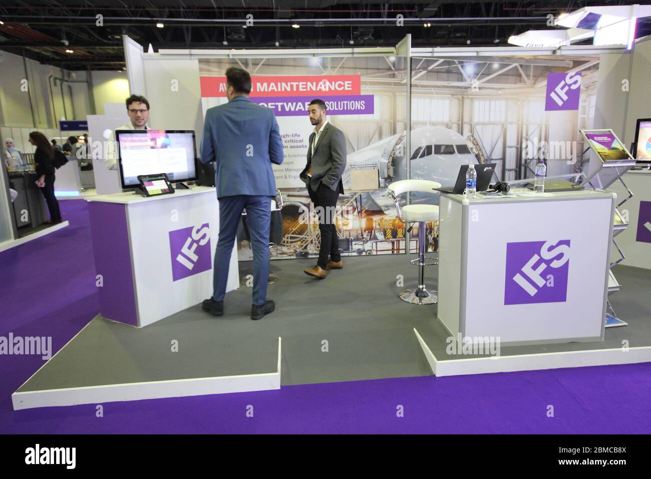 Uae airport pilots hi-res stock photography and images - Alamy