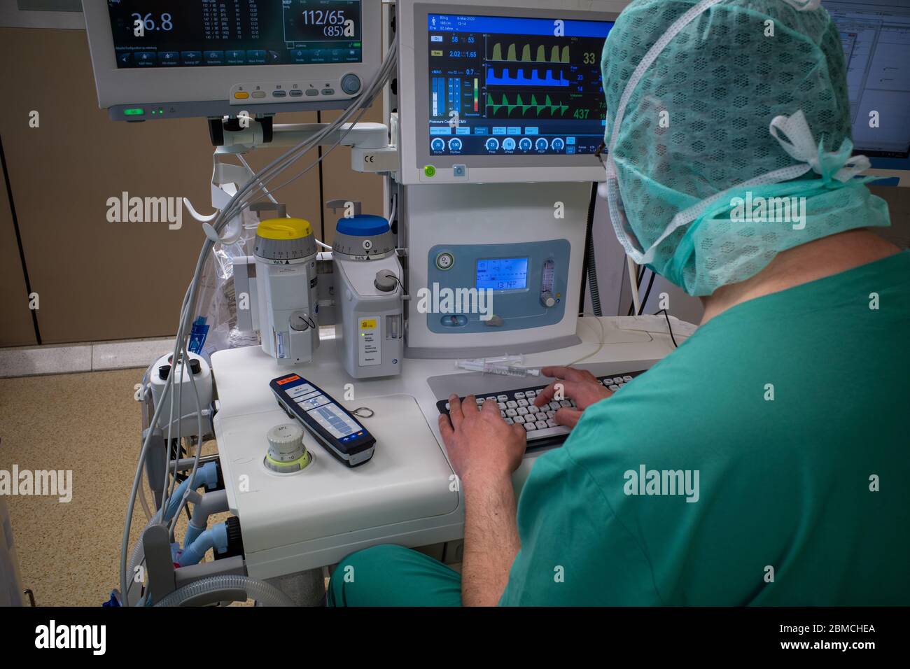 an anaesthetist makes computer entries on the anaesthesia machine Stock ...