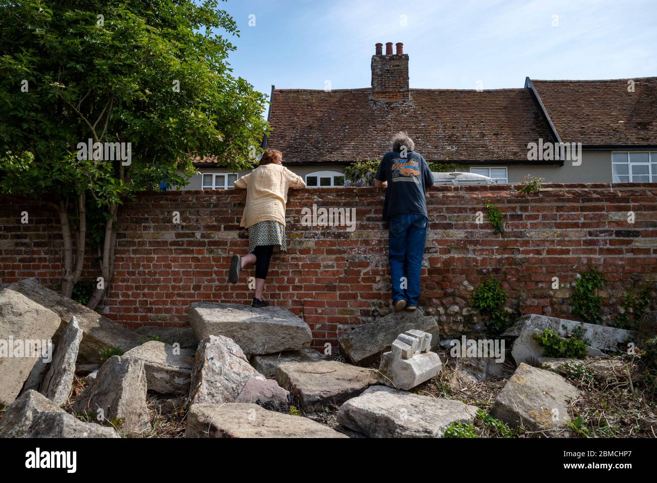 People talking over garden wall hi-res stock photography and images - Alamy