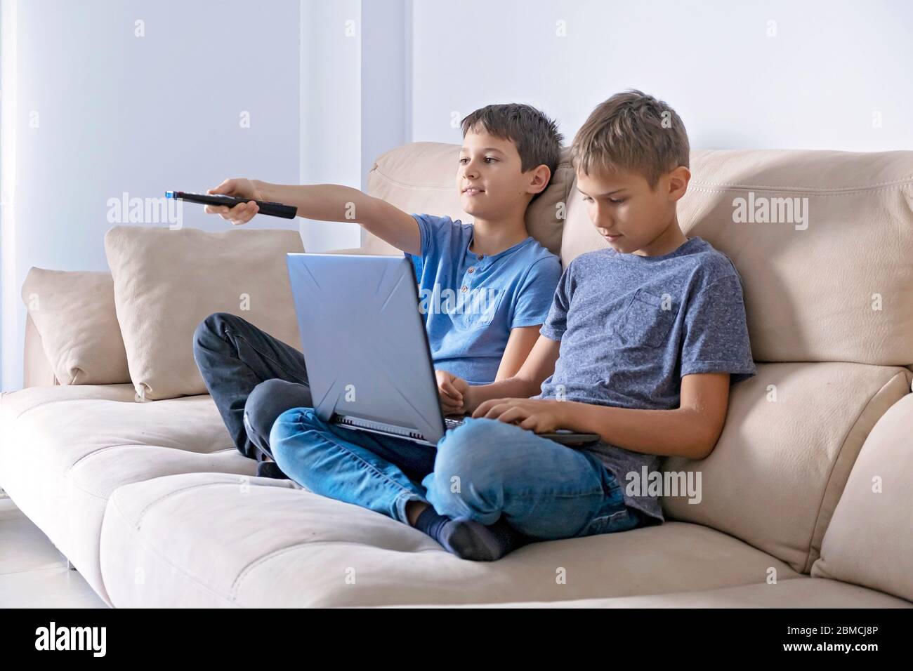 Homework tv hi-res stock photography and images - Alamy