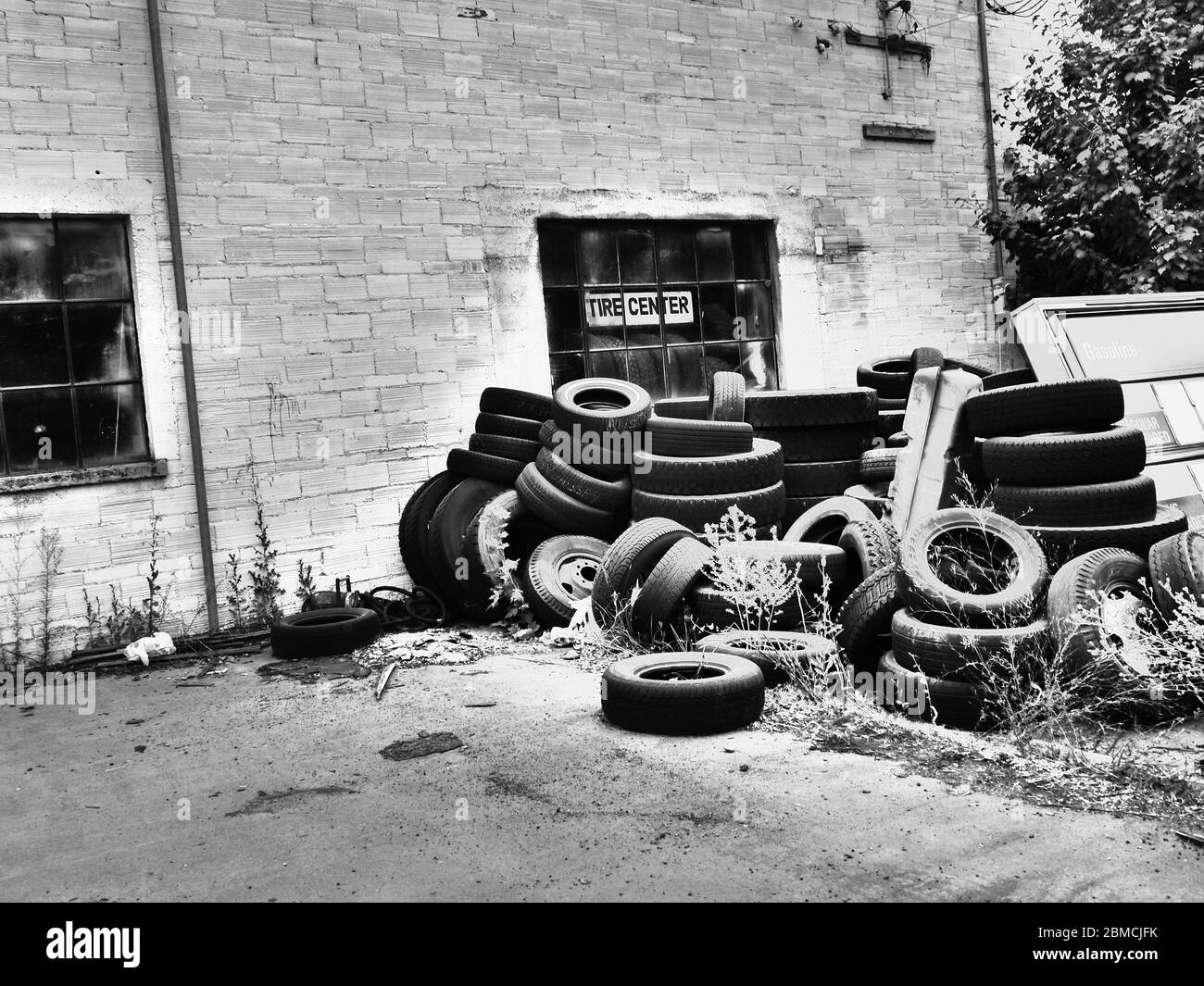 Abandoned garage hi-res stock photography and images - Alamy