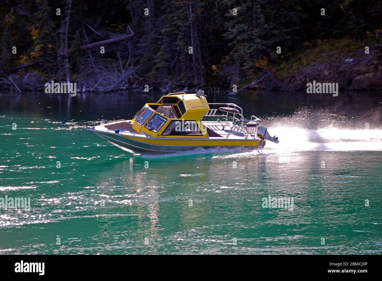 Power Boat completing a turn on a fresh water river Stock Photo - Alamy