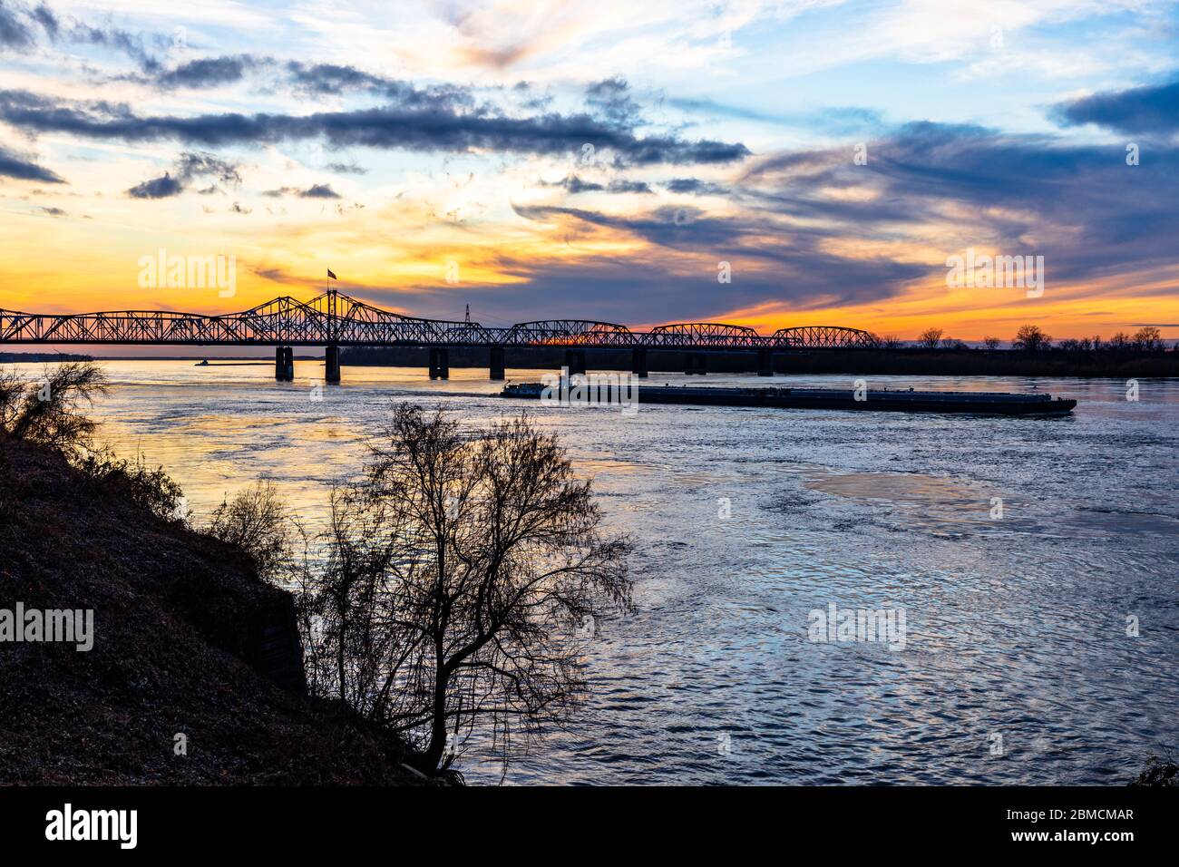 Sunset landscape of the Mississippi River bridge between Mississippi and Louisiana, in Vicksburg ...