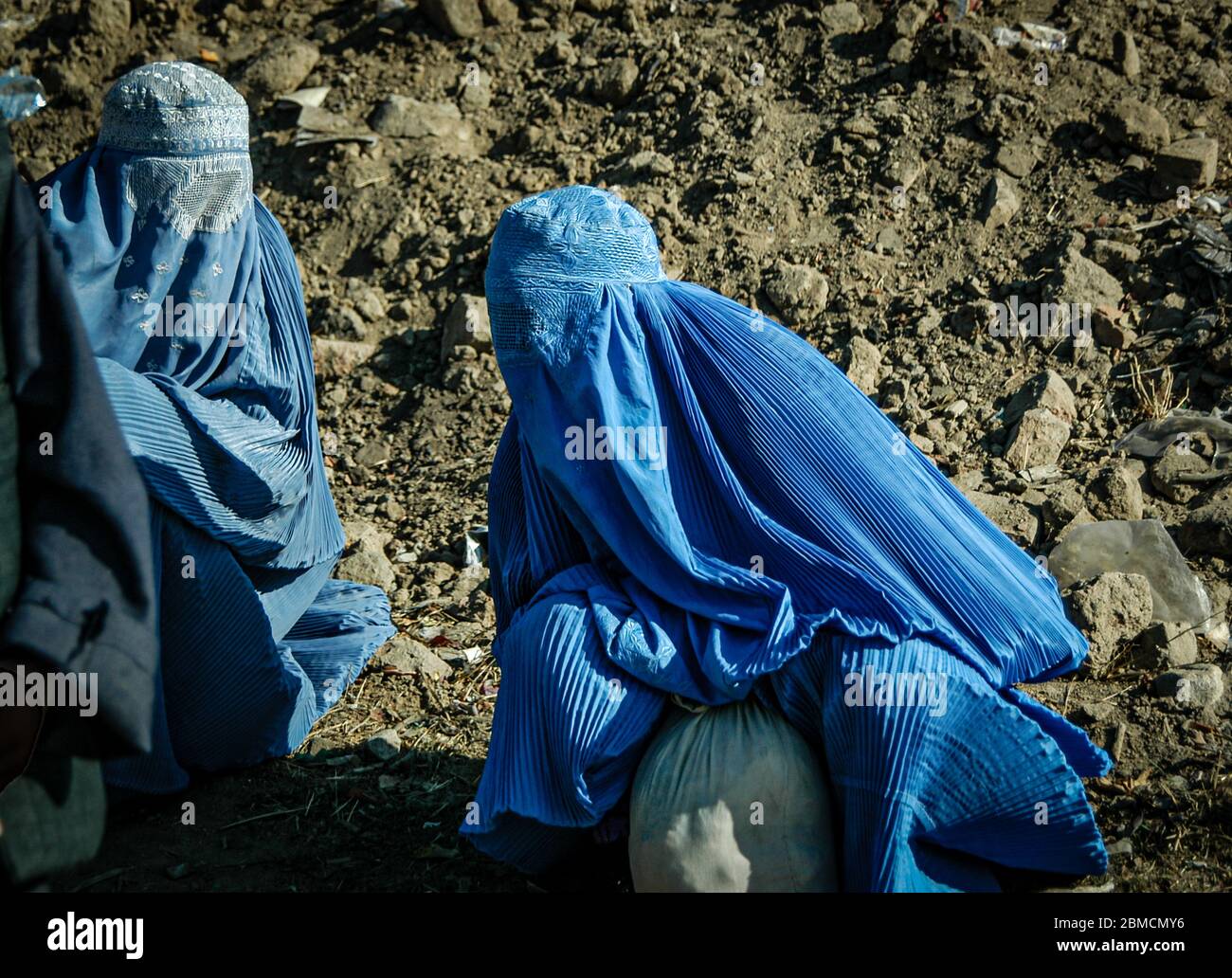 Women in blue burqas hi-res stock photography and images - Alamy