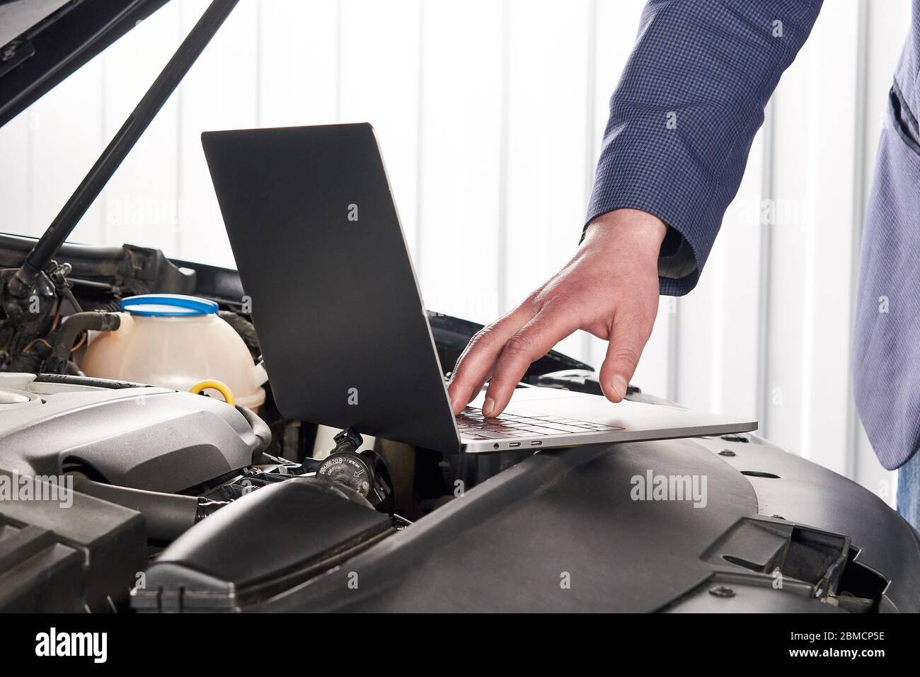 Mechanic using computer in auto hi-res stock photography and images - Alamy
