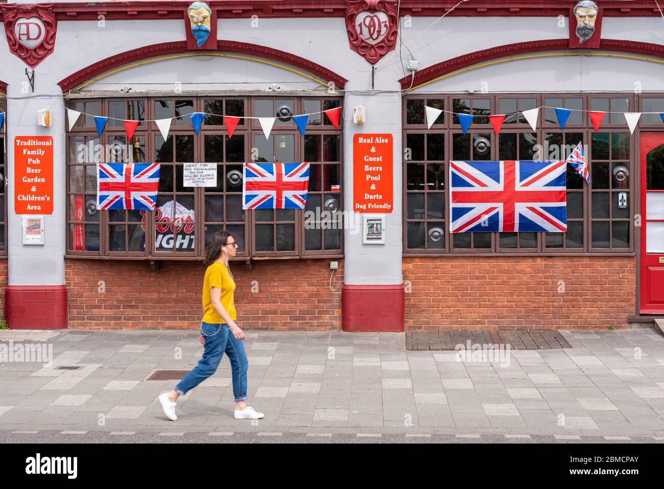 Closed pub restaurant business on VE Day 75th anniversary on Southend ...