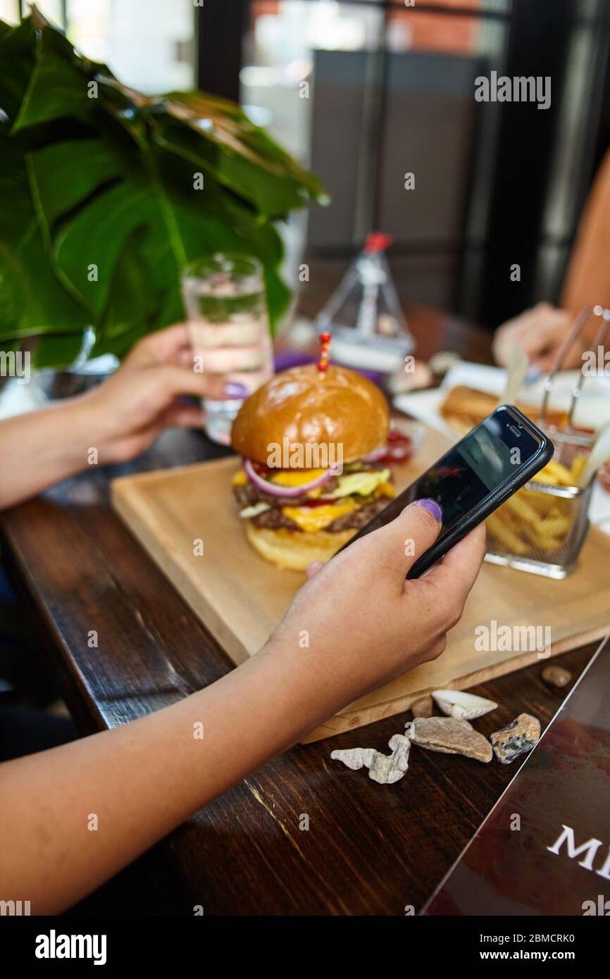 Scrolling instagram hi-res stock photography and images - Alamy