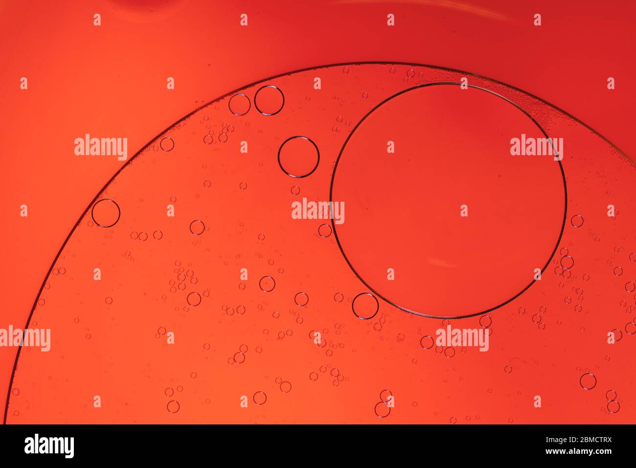 Circular shapes of seprerated oil on the surface of water - creative ...