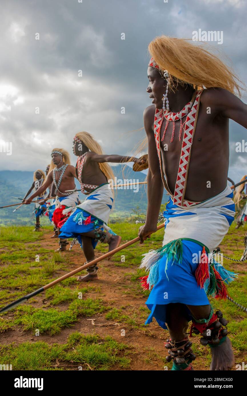Rwanda traditional dance hi-res stock photography and images - Alamy