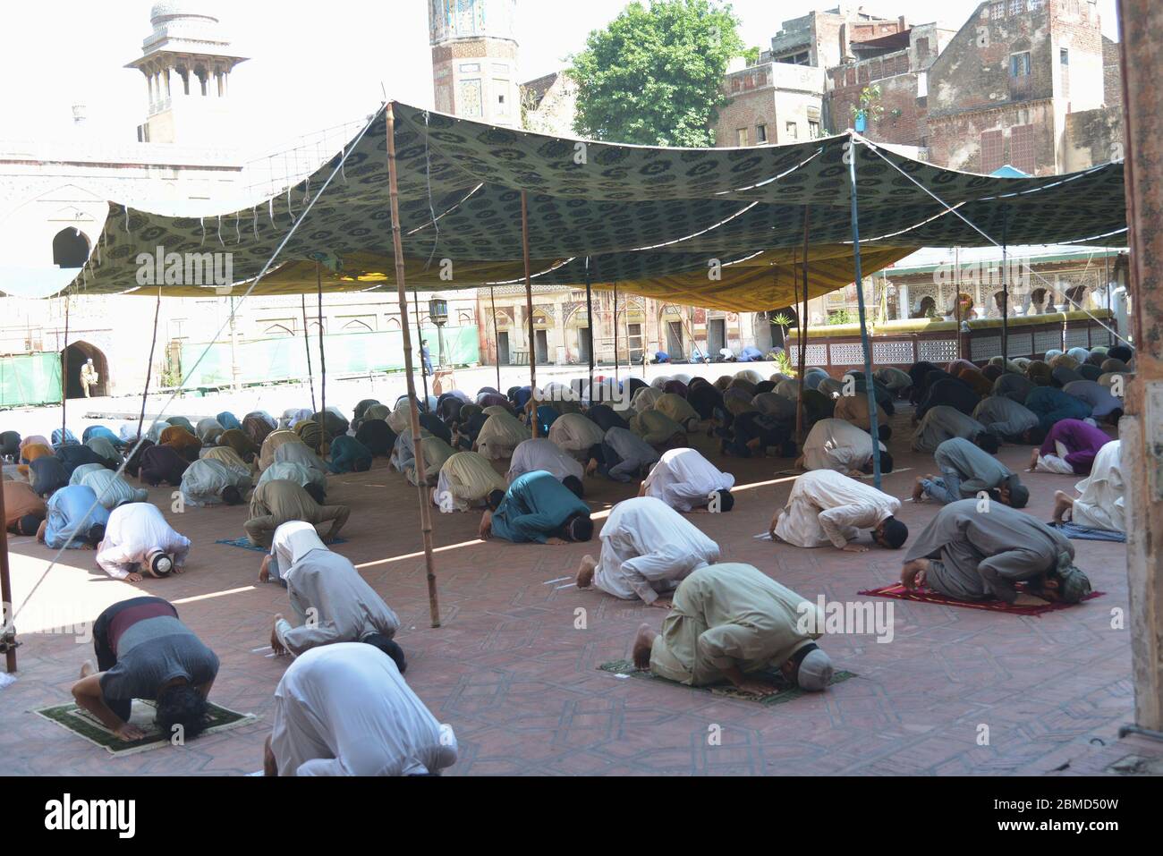 Lahore, Pakistan. 08th May, 2020. Pakistani Muslim devotees attend the ...