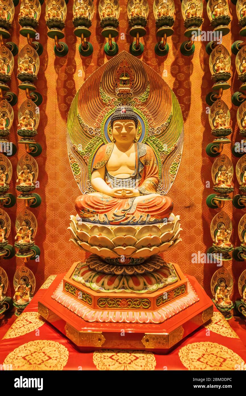 Sculptures in the Buddha Tooth Relic Temple and Museum, Singapore ...