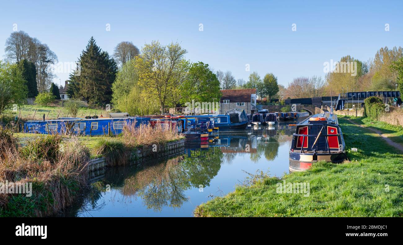 Narrow boats lower heyford wharf hi-res stock photography and images ...