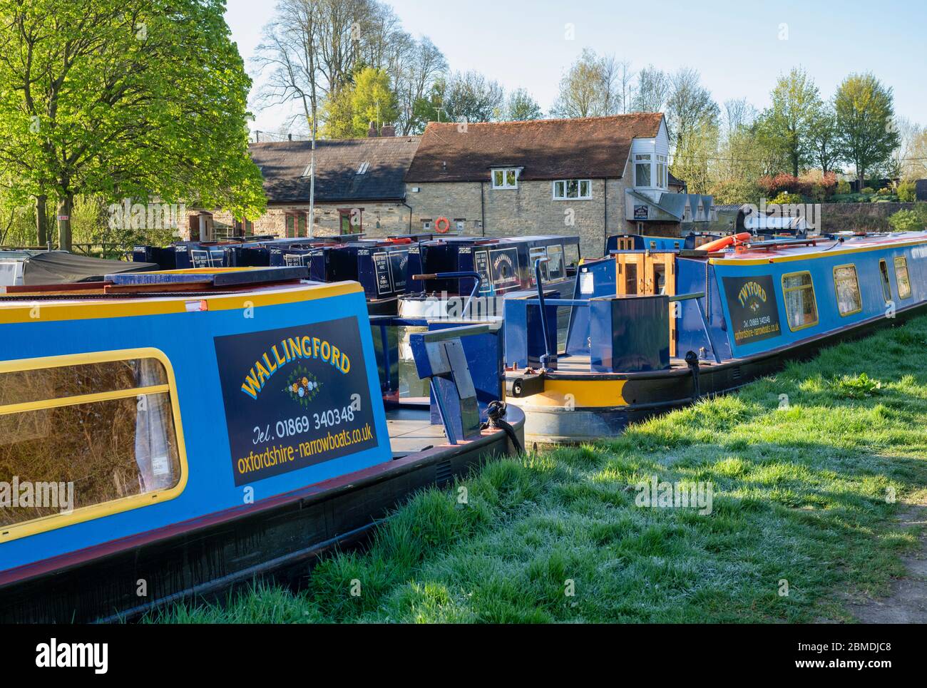 Narrowboats on the oxford canal early morning in spring. Heyford Wharf ...