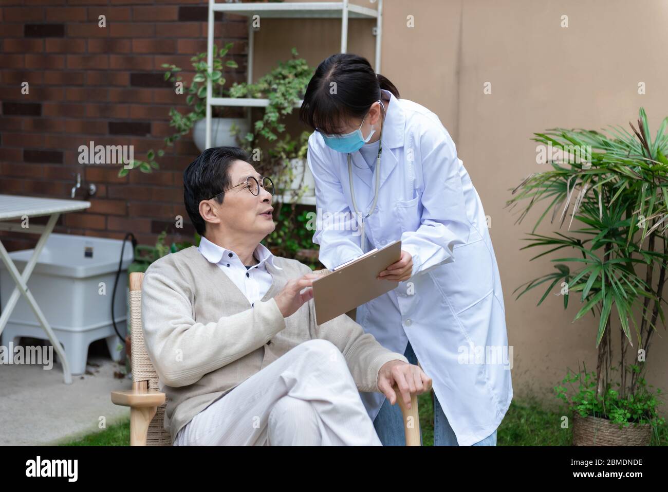 Family doctors hi-res stock photography and images - Alamy