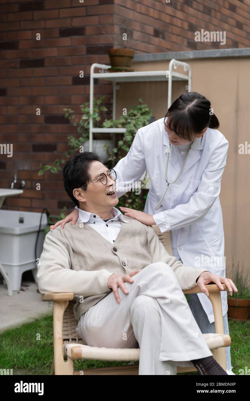 Doctor talking to patient family hi-res stock photography and images ...