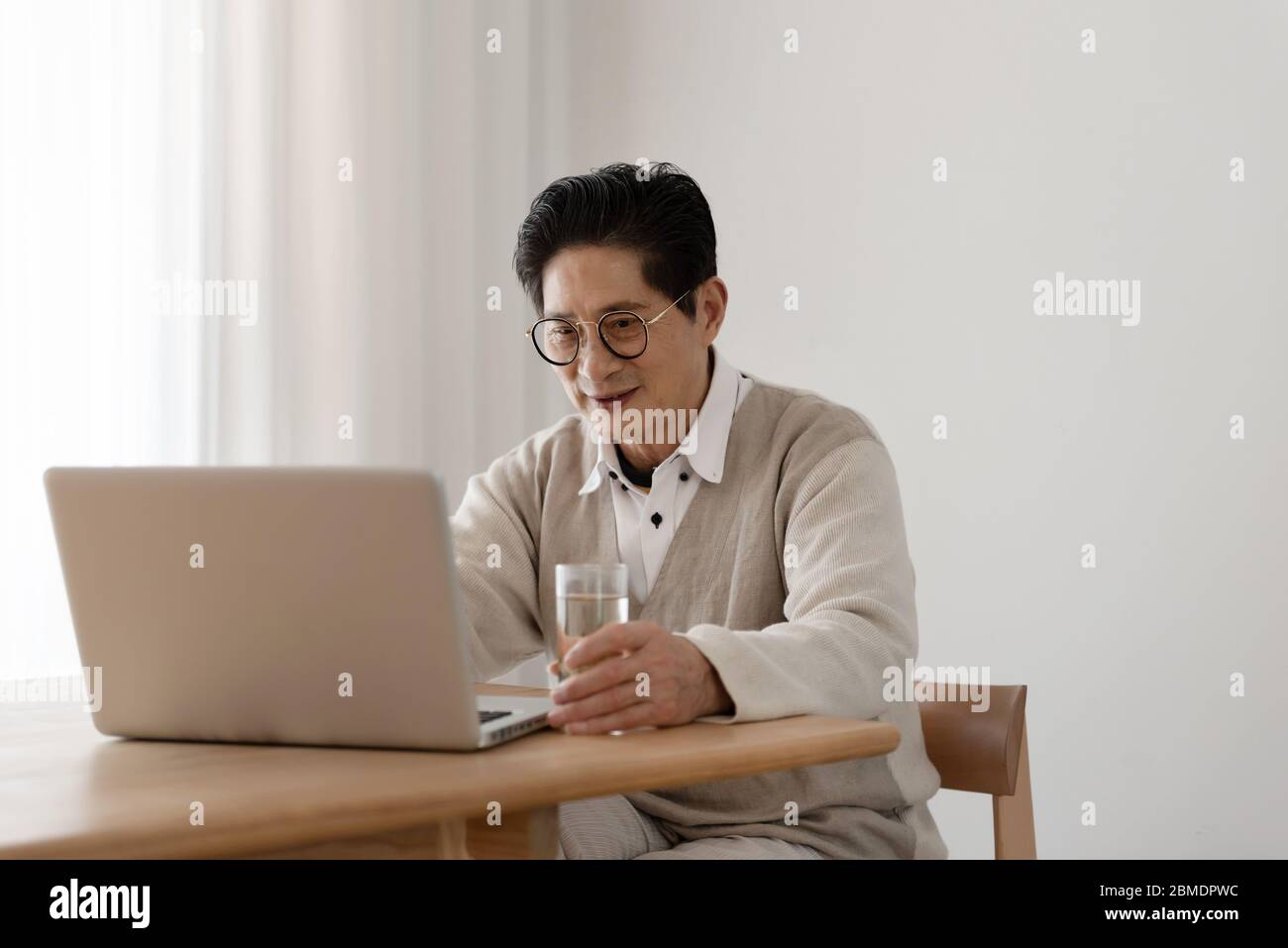 Seniors laptop hi-res stock photography and images - Alamy