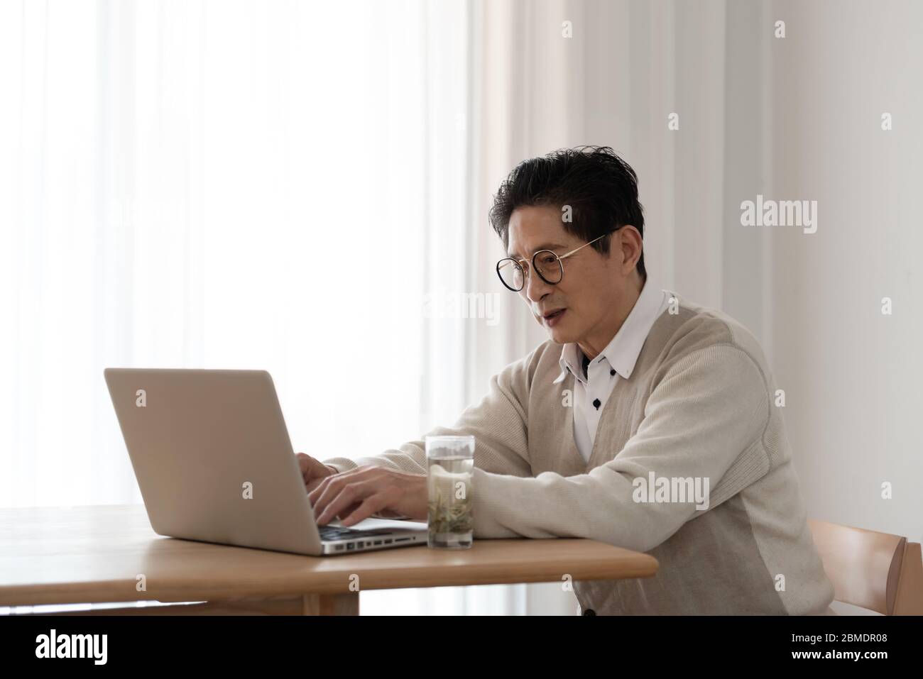 Seniors laptop hi-res stock photography and images - Alamy