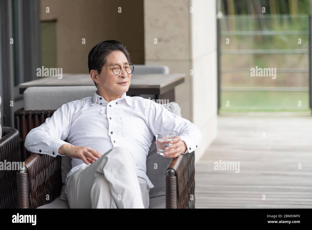 Elderly chinese man sitting on hi-res stock photography and images - Alamy