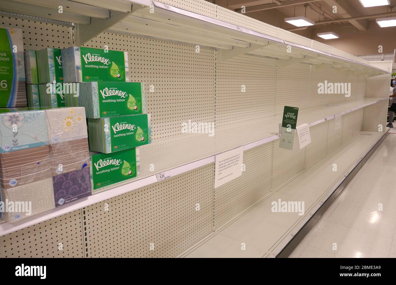 Empty shelves target hi-res stock photography and images - Alamy
