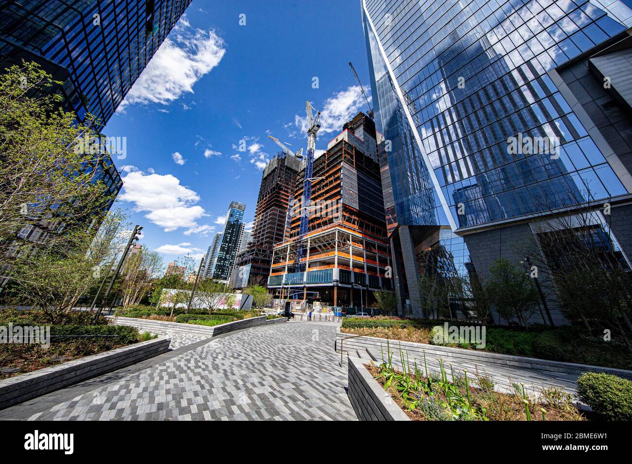 Construction at the Hudson Yards Redevelopment Project is quiet due to ...