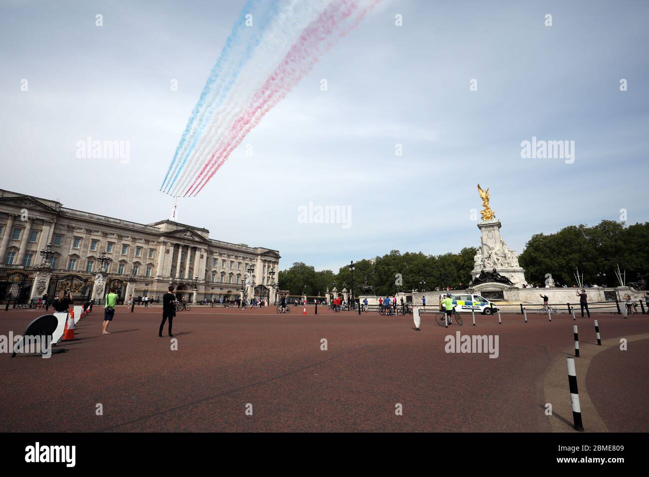 Buckingham palace red arrows hi-res stock photography and images - Alamy