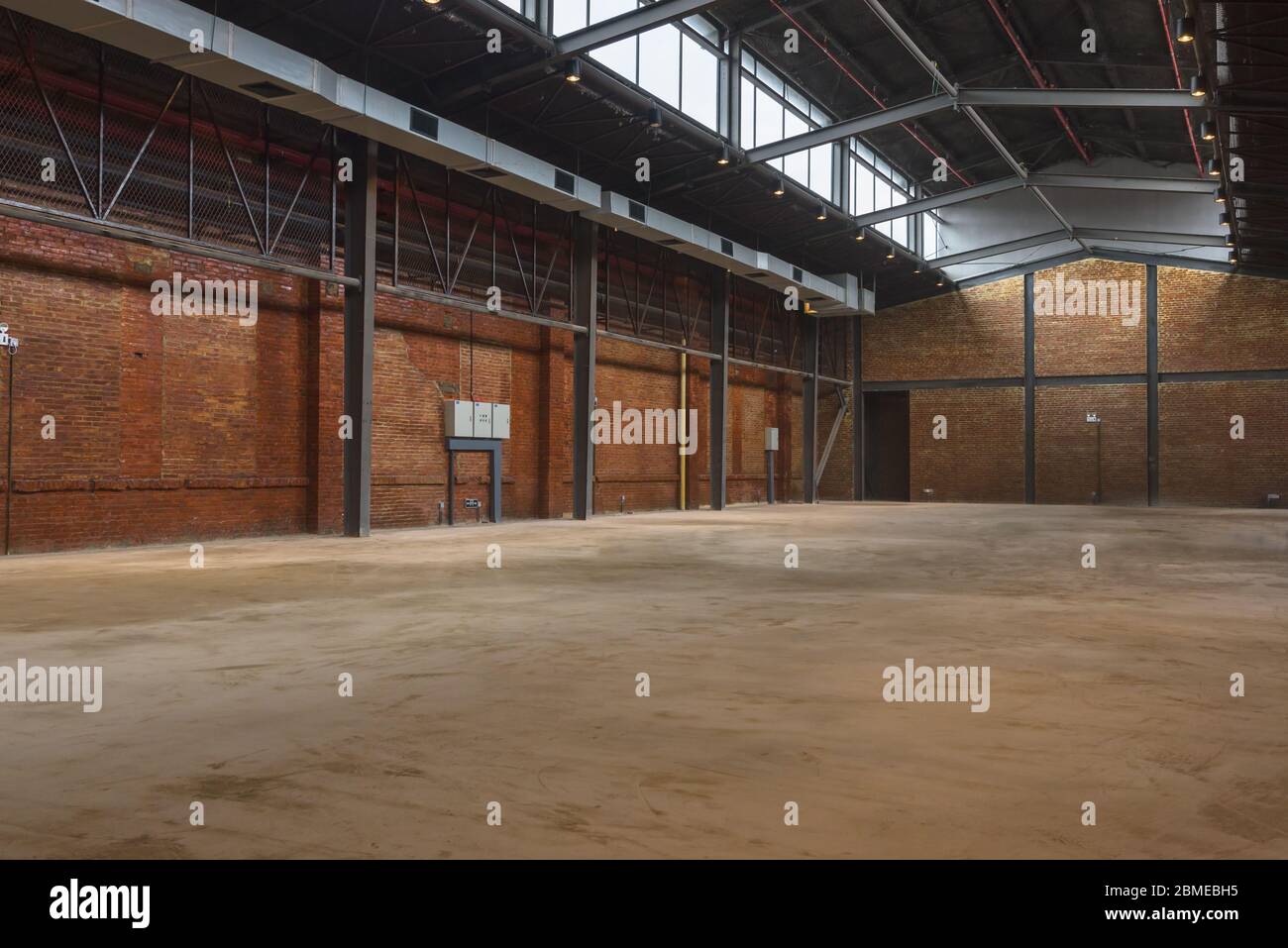 Unmanned, industrial style old warehouse building space Stock Photo - Alamy