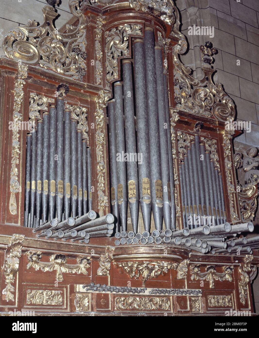 Organo iglesia hi-res stock photography and images - Alamy