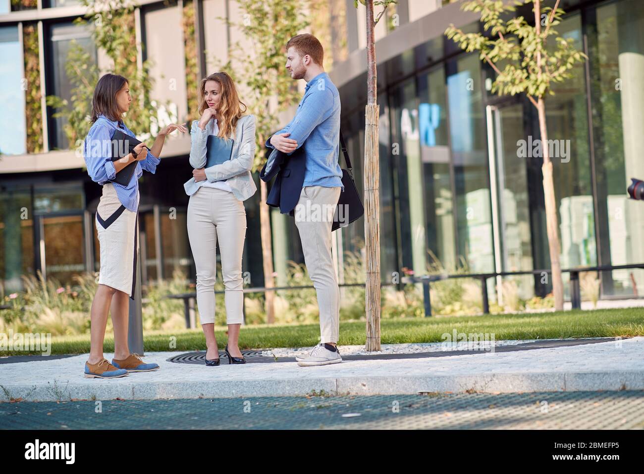 Business outdoor tree hi-res stock photography and images - Alamy