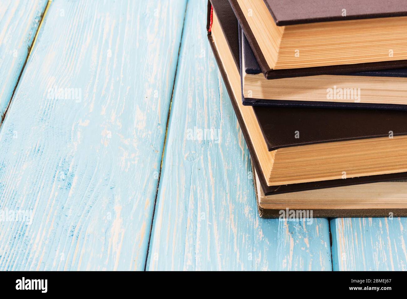 Vintage books background hi-res stock photography and images - Alamy
