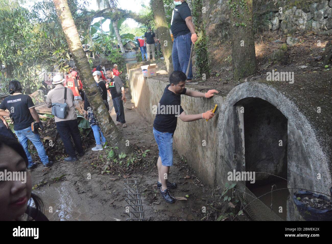 Collapsed sand castle hi-res stock photography and images - Alamy