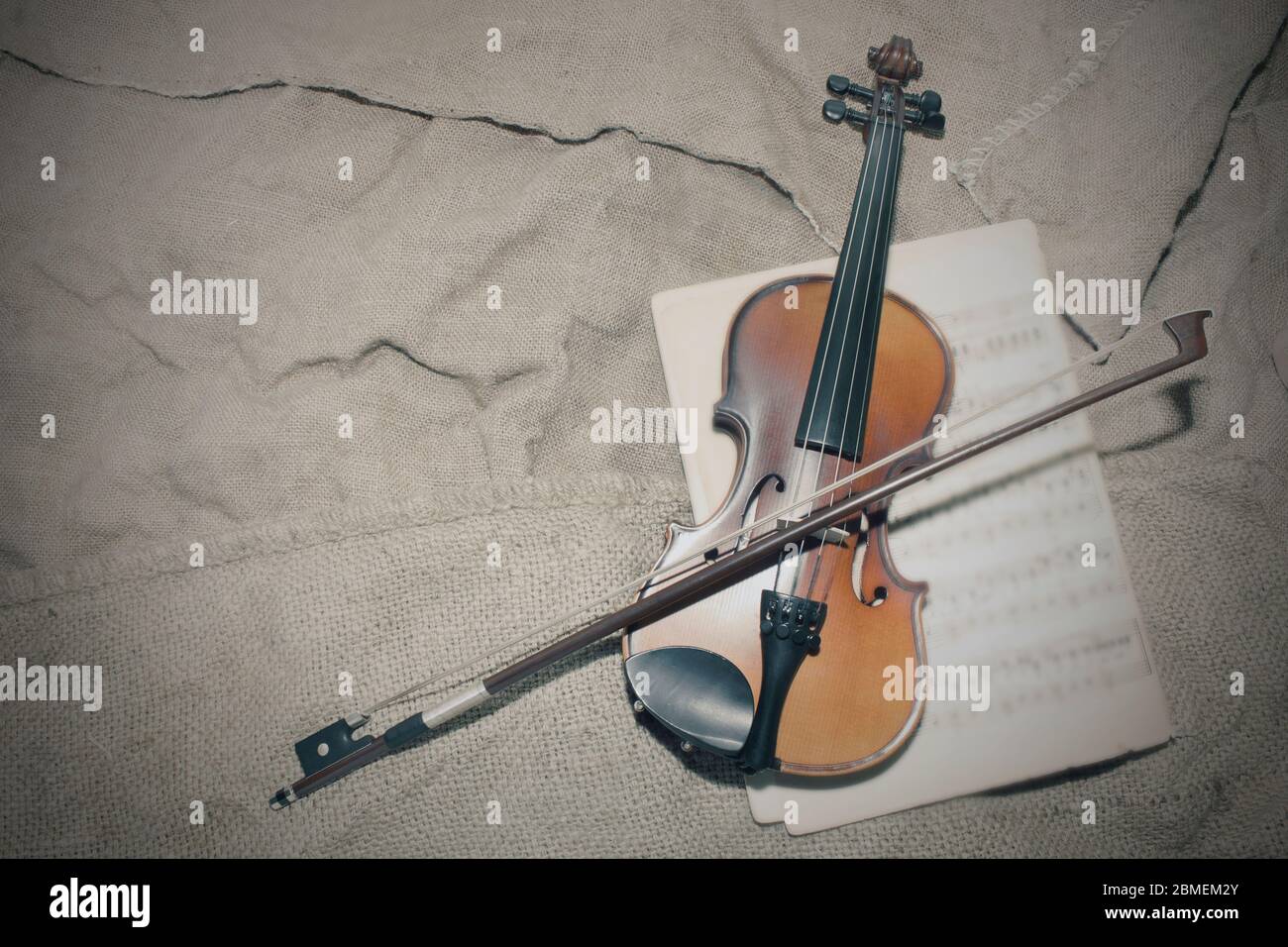Violin neck on music papers background. Foto Stock Photo - Alamy