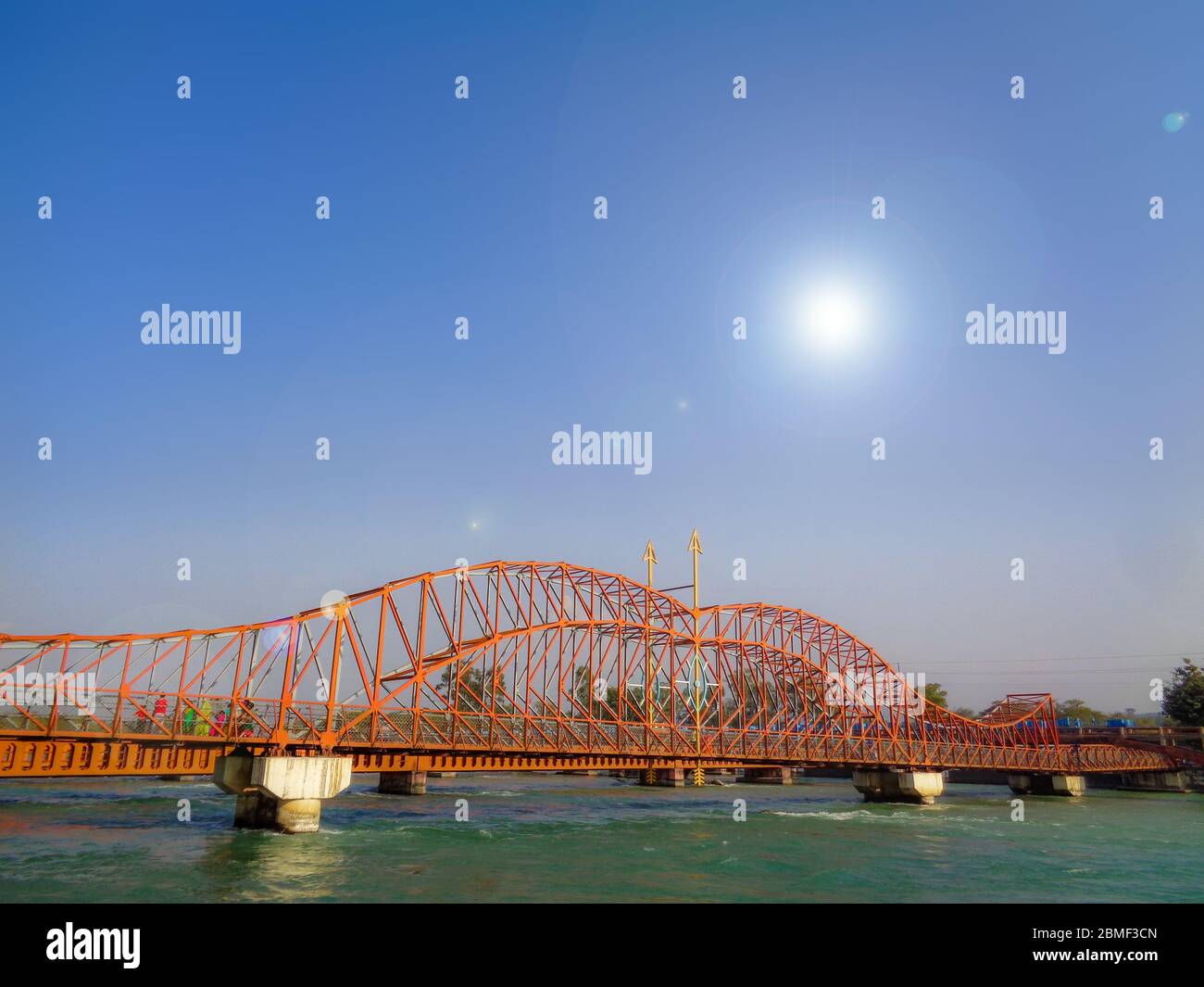 Foot over bridge hi-res stock photography and images - Alamy