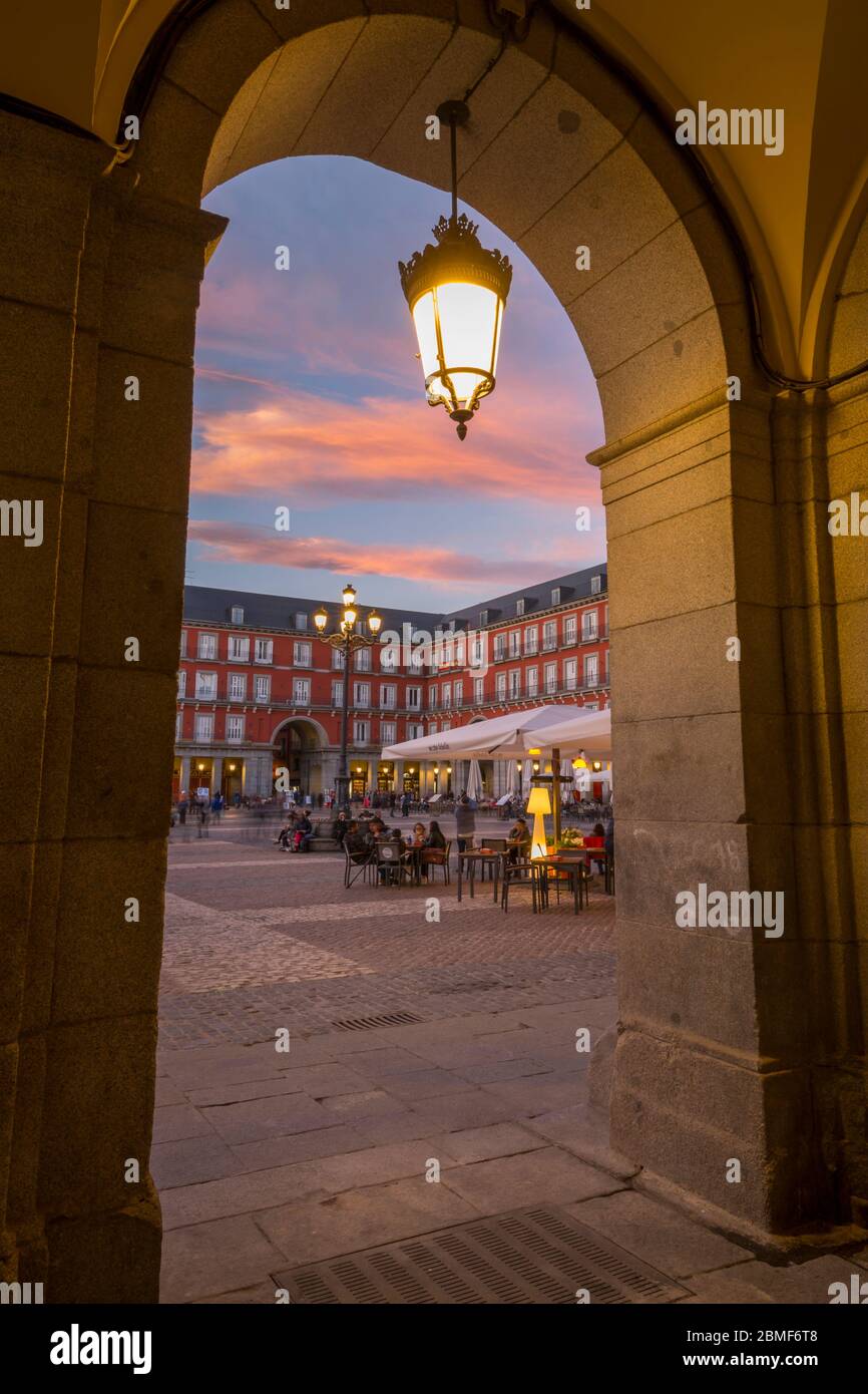 Spanish town through archway hi-res stock photography and images - Alamy